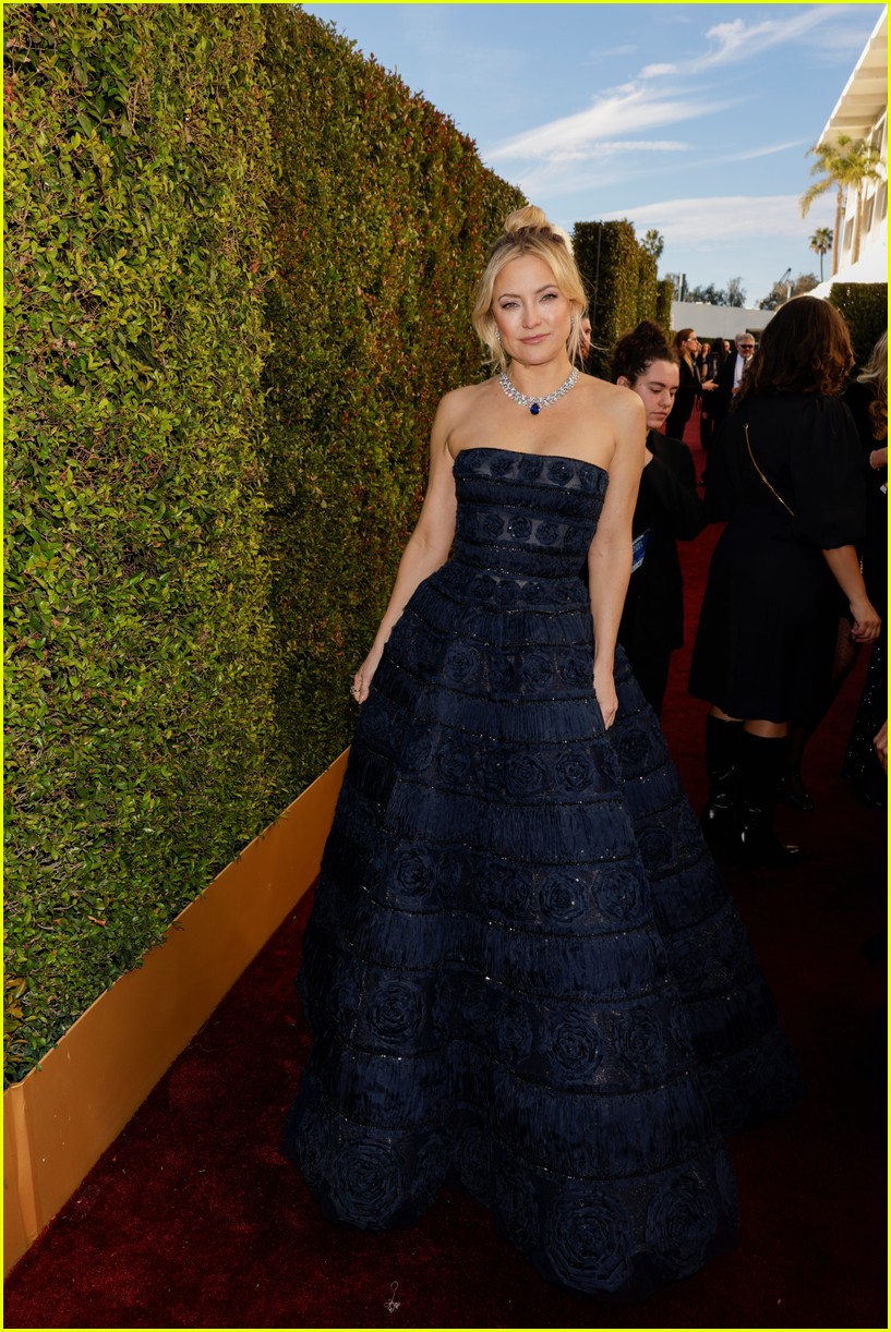 Presenter Kate Hudson Brings Her Own Flowers to Golden Globes 2025: Photo 5112917 | Kate Hudson ...