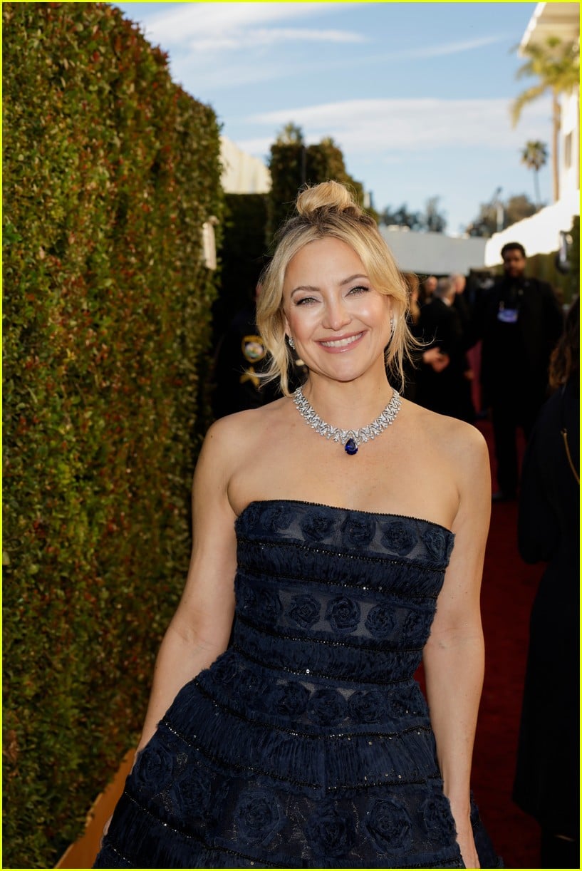 Presenter Kate Hudson Brings Her Own Flowers to Golden Globes 2025: Photo 5112918 | Kate Hudson ...