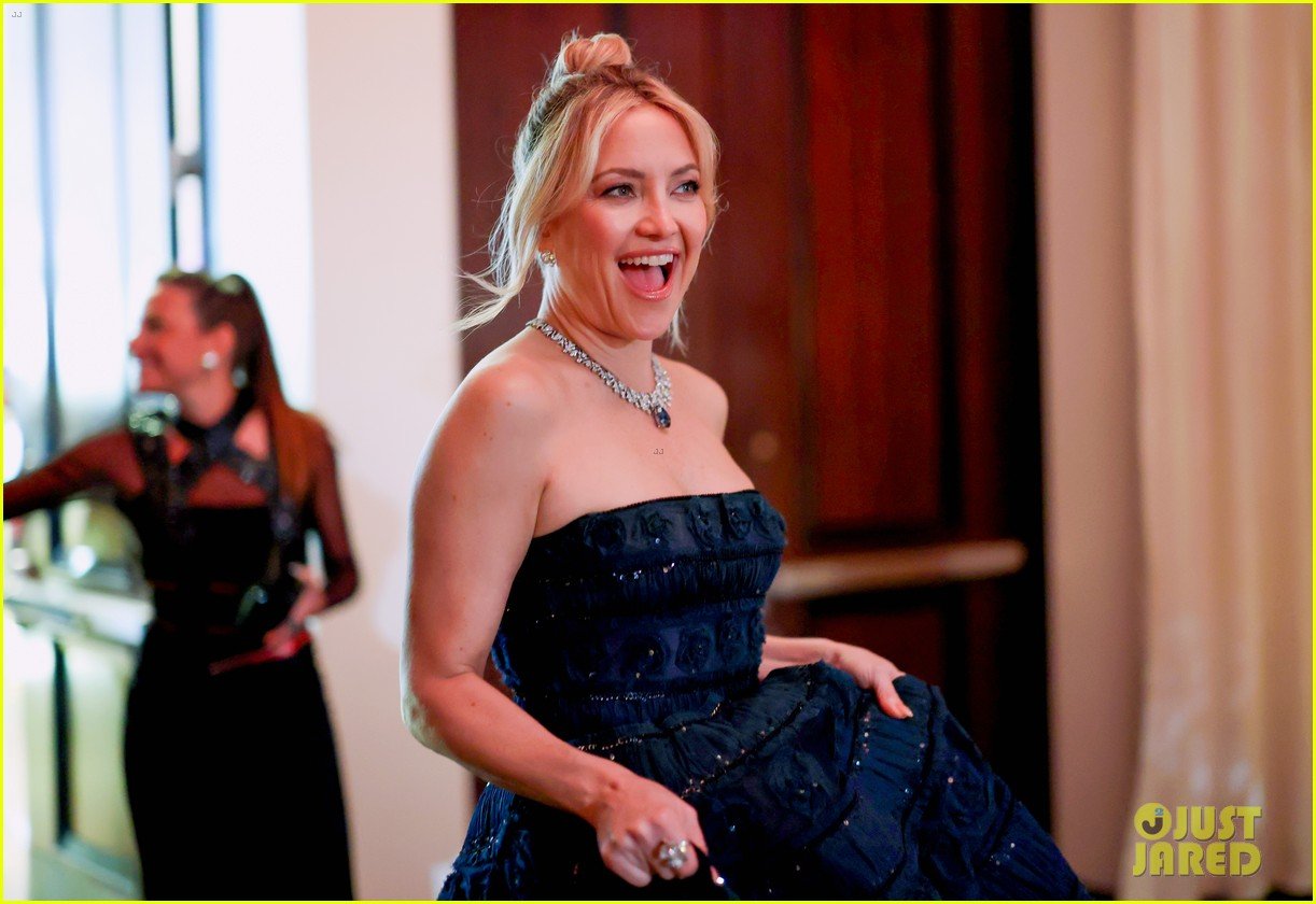 Presenter Kate Hudson Brings Her Own Flowers to Golden Globes 2025 ...