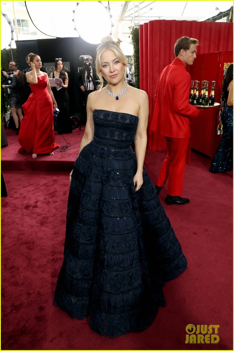 Presenter Kate Hudson Brings Her Own Flowers to Golden Globes 2025 ...