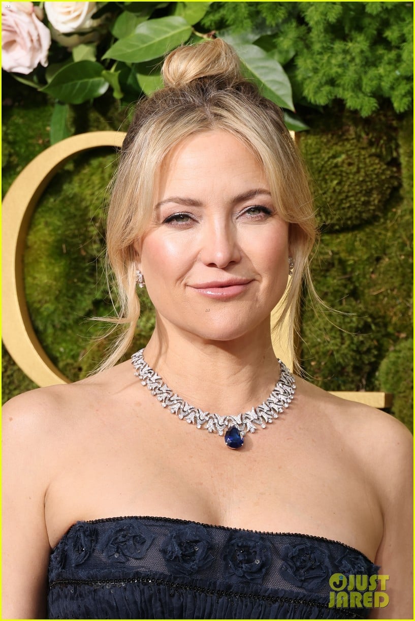 Presenter Kate Hudson Brings Her Own Flowers to Golden Globes 2025 ...