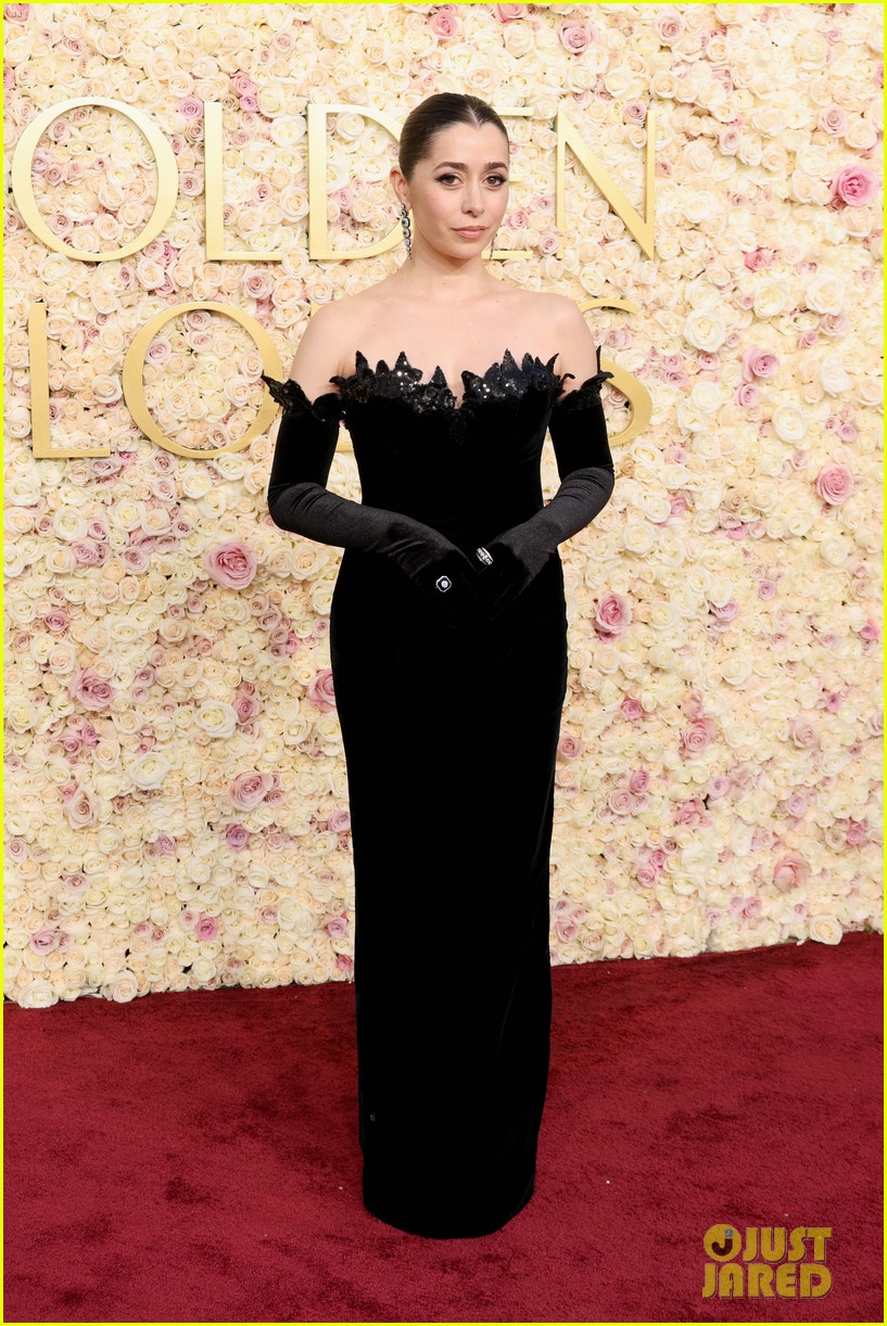 'The Batman' Stars Zoe Kravitz & Colin Farrell Step Out for Golden ...