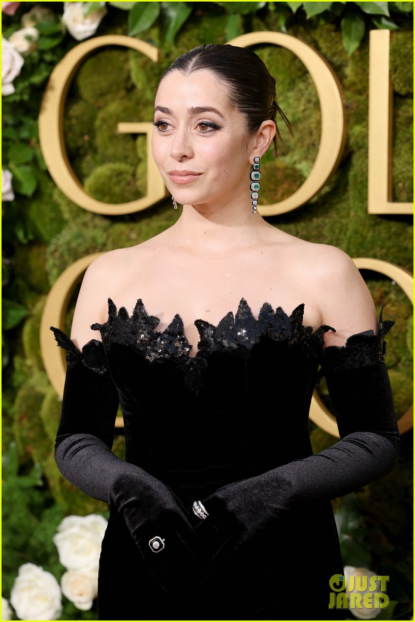 'The Batman' Stars Zoe Kravitz & Colin Farrell Step Out for Golden ...