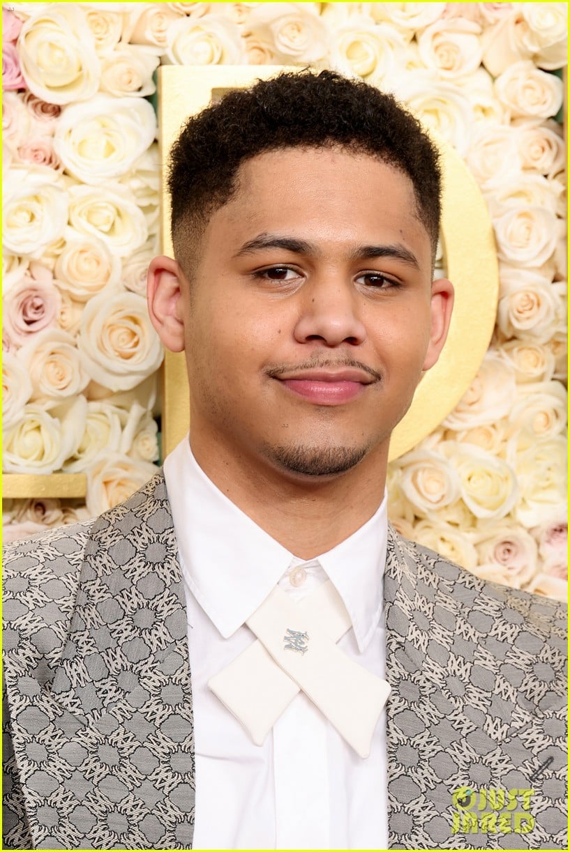 'The Batman' Stars Zoe Kravitz & Colin Farrell Step Out for Golden ...