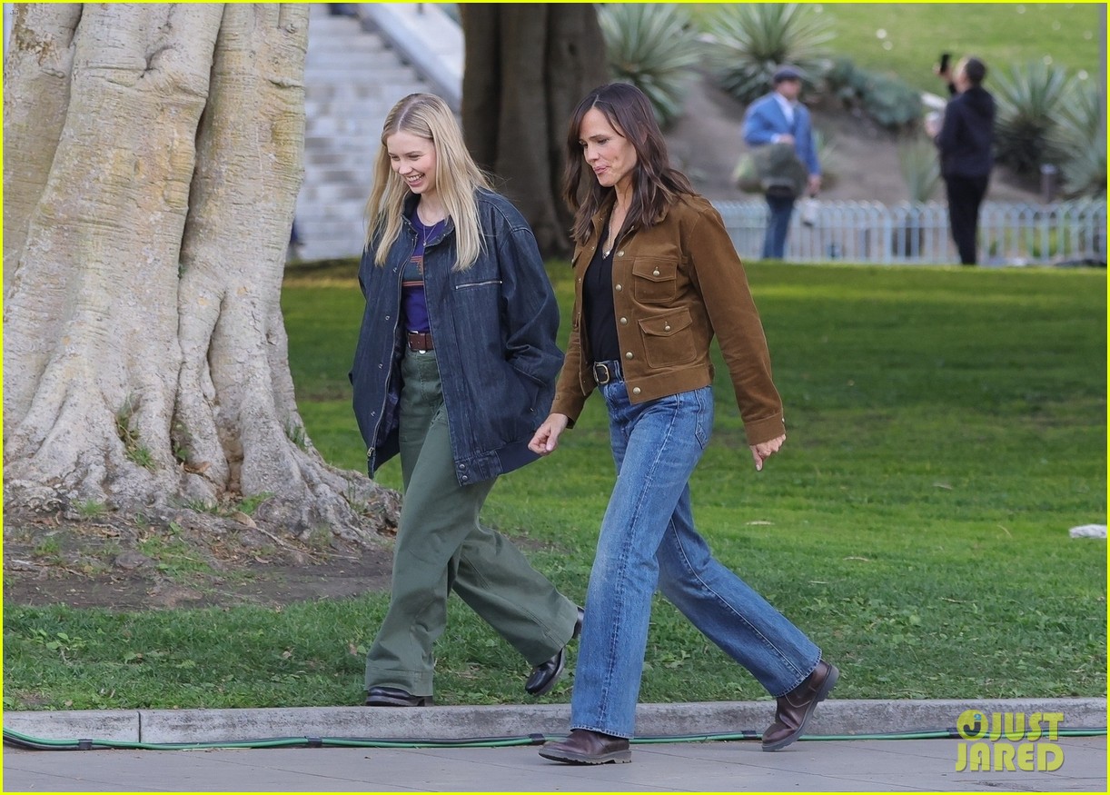Jennifer Garner Films Scenes for 'The Last Thing He Told Me' Season 2 ...