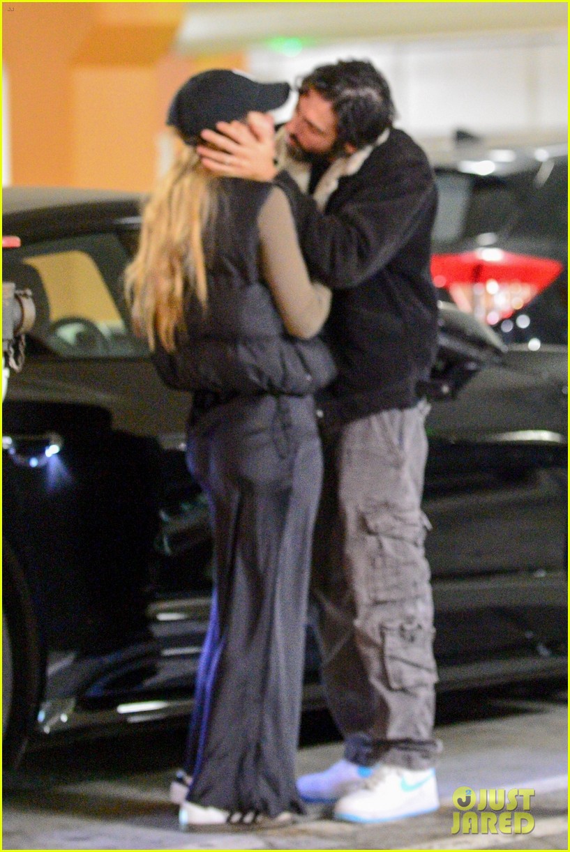 Elizabeth Olsen Shares Sweet Embrace With Husband Robbie Arnett During ...