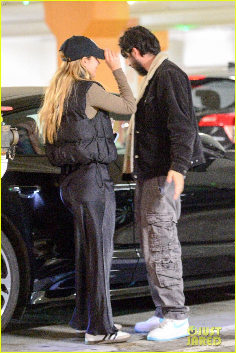 Elizabeth Olsen Shares Sweet Embrace With Husband Robbie Arnett During ...