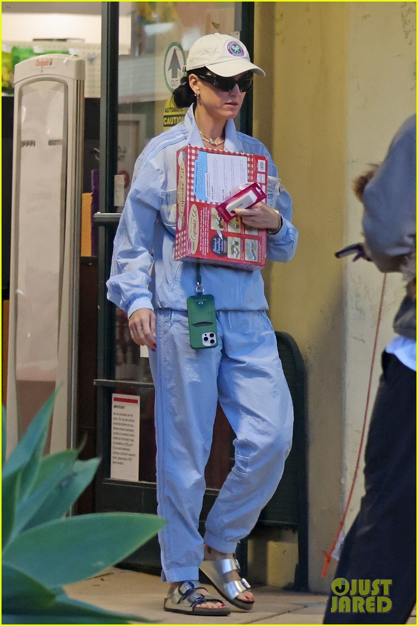 Katy Perry & Orlando Bloom Bring Their Dog Nugget While Running Errands ...