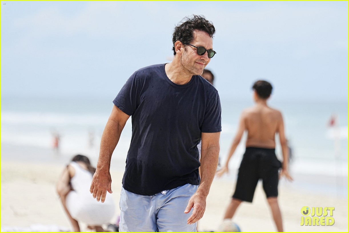 Paul Rudd Goes Shirtless at Beach While Filming 'Anaconda' Reboot in ...