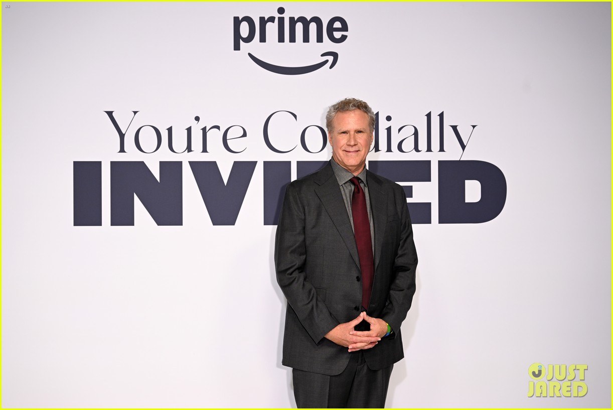 Reese Witherspoon & Will Ferrell Pose With a Uniquely Broken Wedding ...