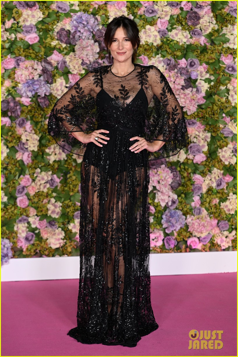 Renee Zellweger Welcomes New Co-Star Isla Fisher to the 'Bridget Jones ...