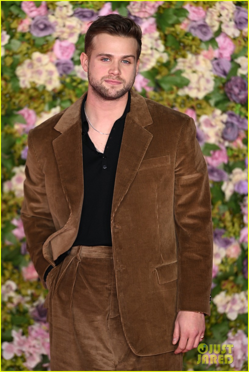 Renee Zellweger Welcomes New Co-Star Isla Fisher to the 'Bridget Jones ...