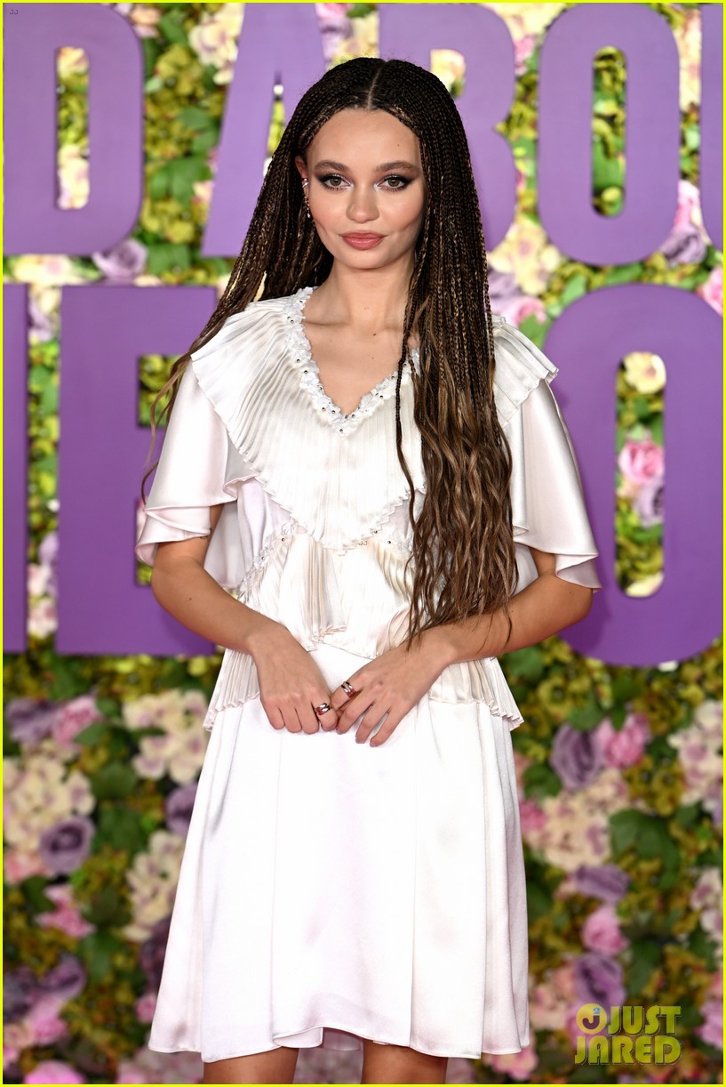 Renee Zellweger Welcomes New Co-Star Isla Fisher to the 'Bridget Jones ...