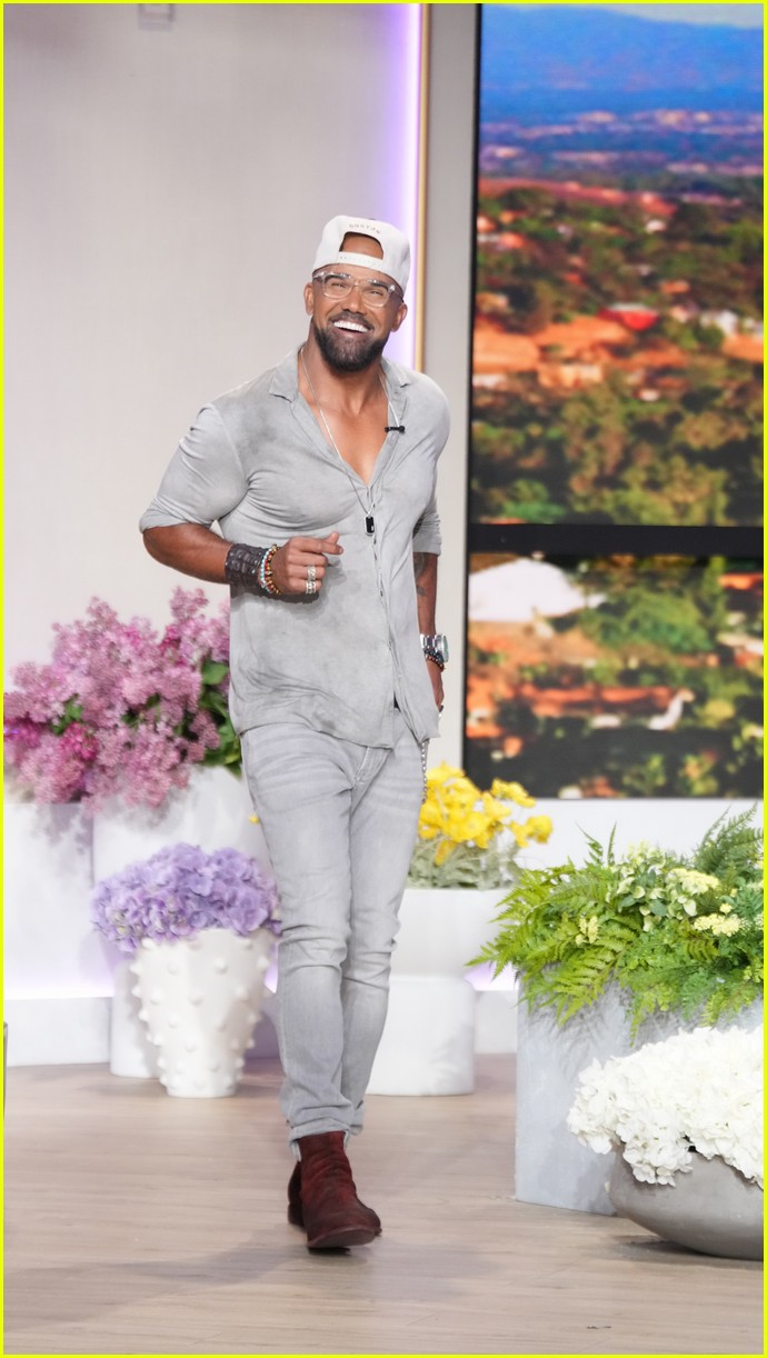 Shemar Moore Flashes His Abs on 'Jennifer Hudson Show,' Credits Fans ...