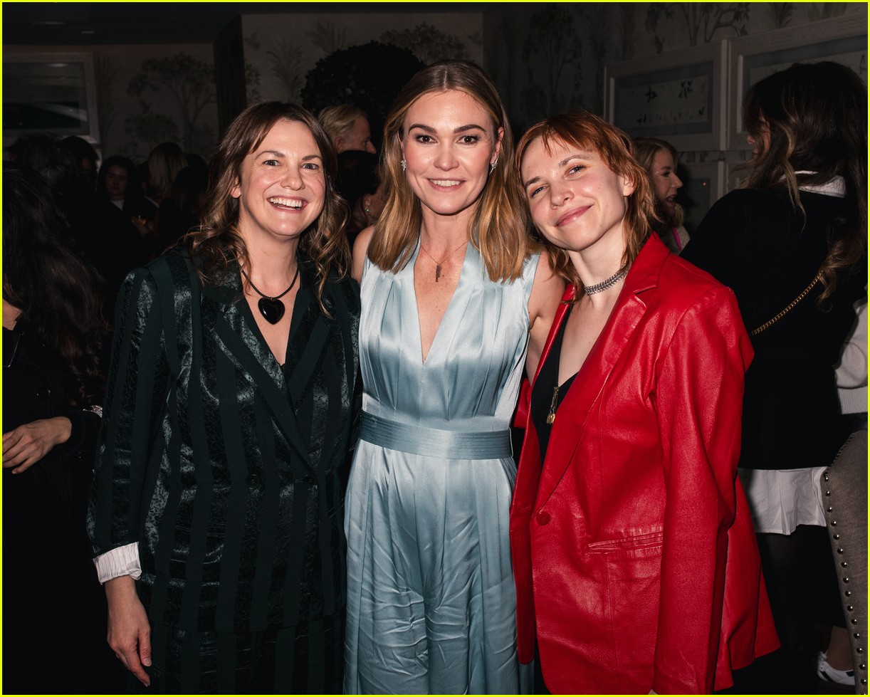 Julia Stiles Reunites with '10 Things I Hate About You' Co-Star Larisa ...