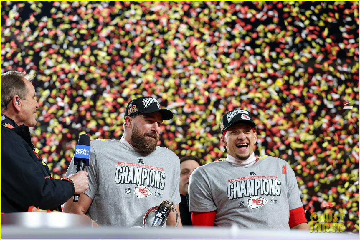 Taylor Swift & Brittany Mahomes Share a Hug While Celebrating Chiefs Win: Photo 5117890 | Taylor ...