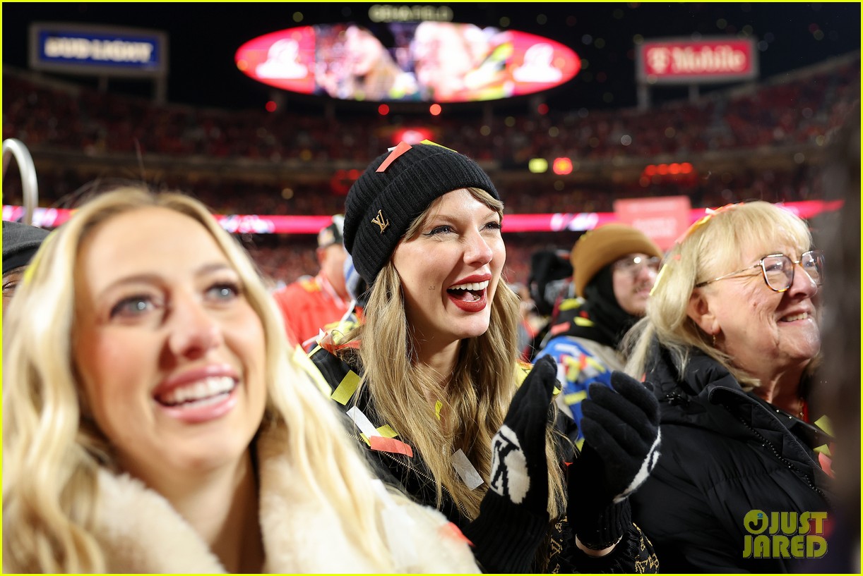Taylor Swift & Brittany Mahomes Share a Hug While Celebrating Chiefs ...