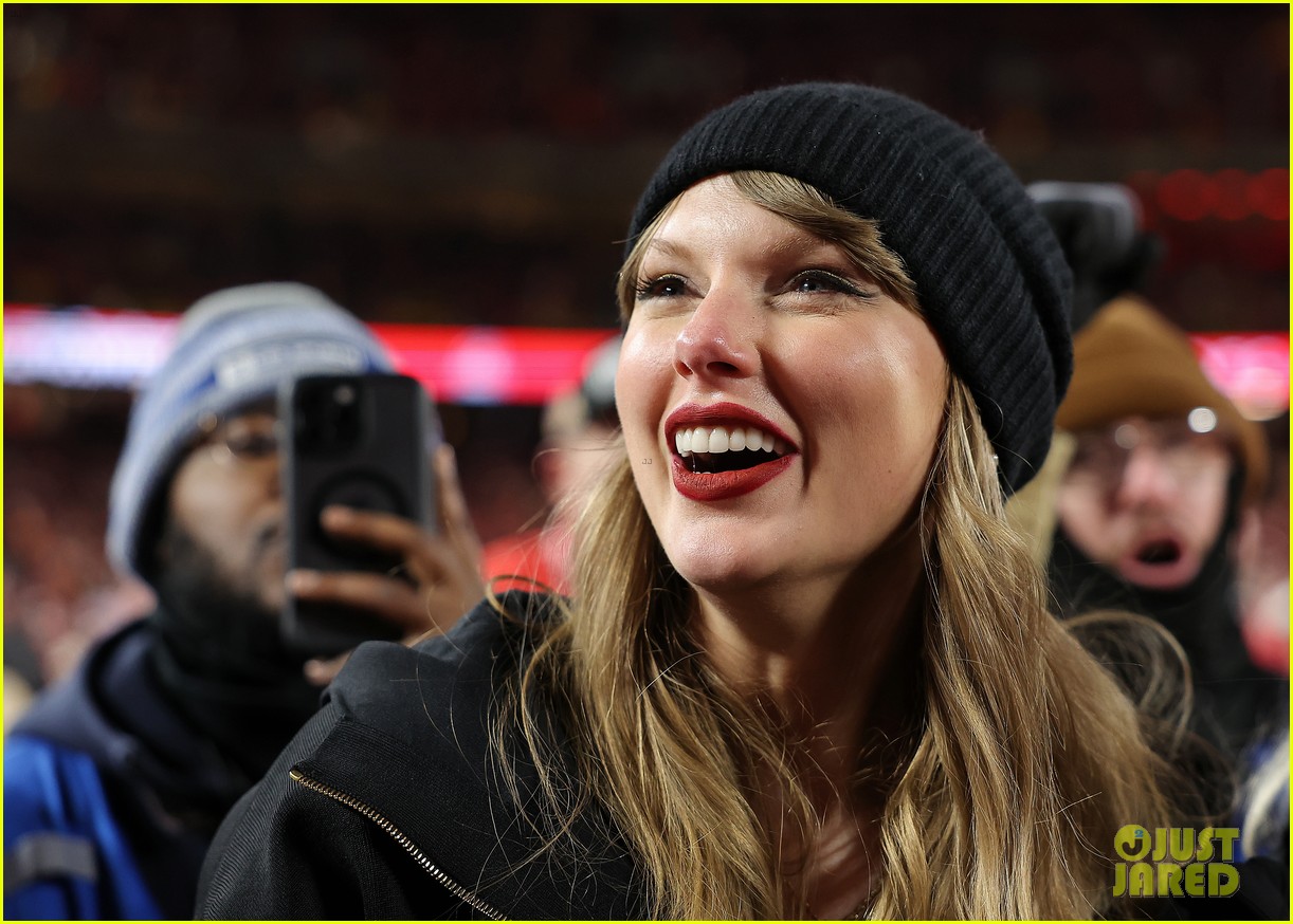 Taylor Swift & Brittany Mahomes Share a Hug While Celebrating Chiefs Win: Photo 5117900 | Taylor ...