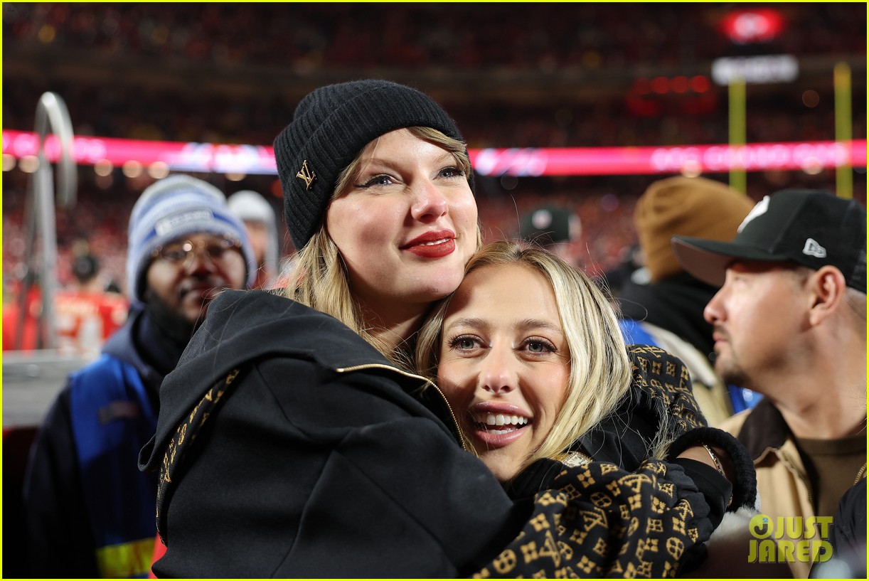 Taylor Swift & Brittany Mahomes Share a Hug While Celebrating Chiefs ...