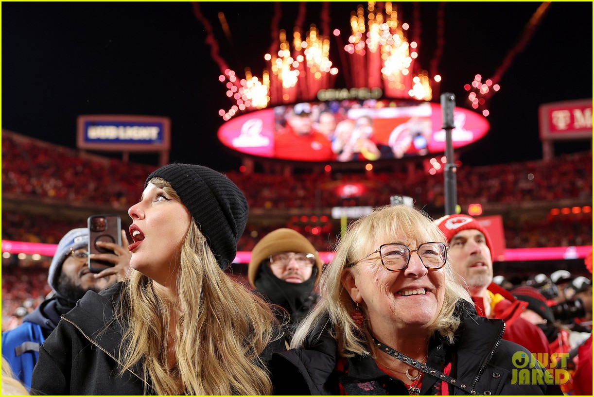 Taylor Swift & Brittany Mahomes Share a Hug While Celebrating Chiefs ...