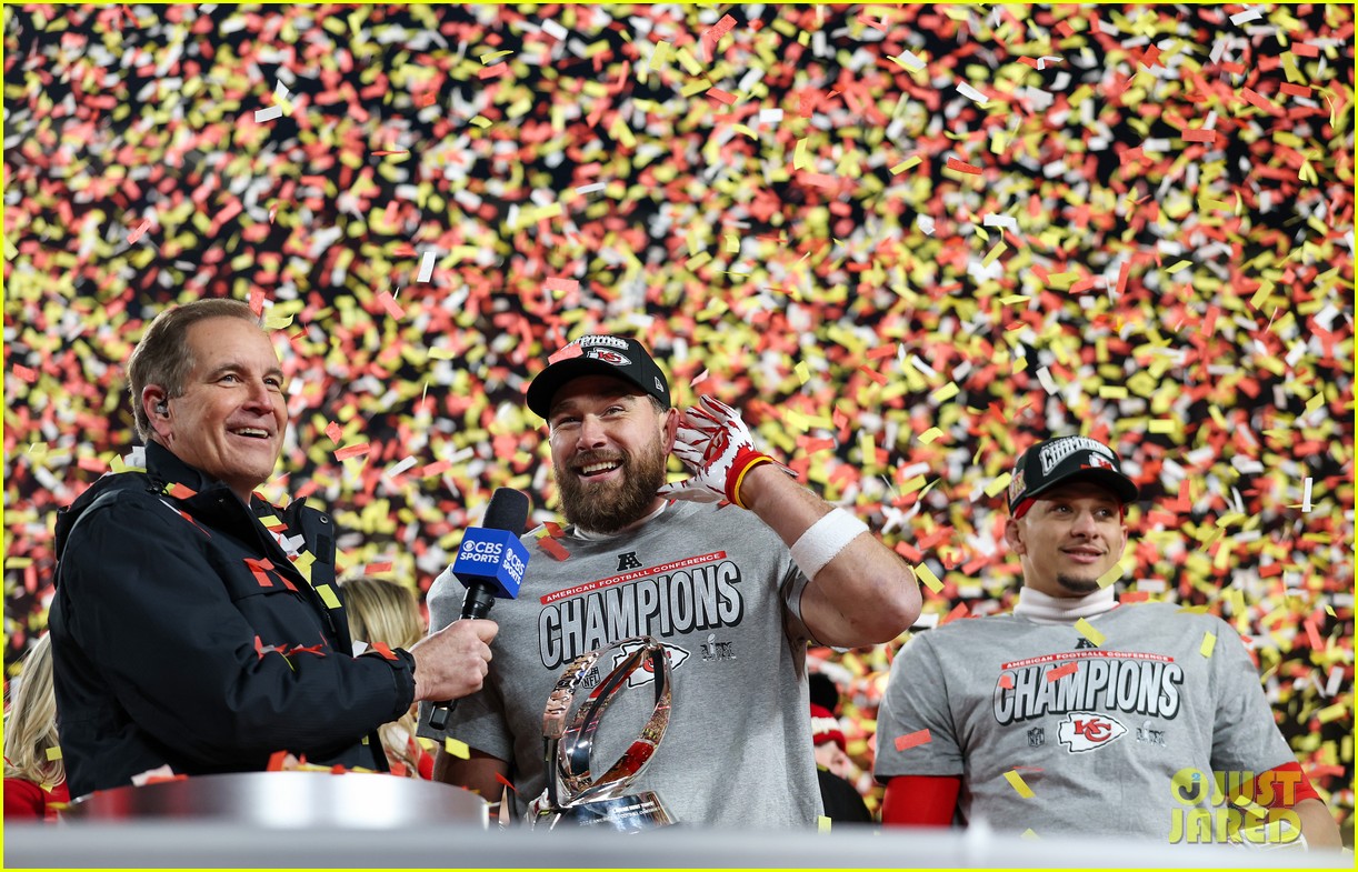 Taylor Swift & Brittany Mahomes Share a Hug While Celebrating Chiefs ...