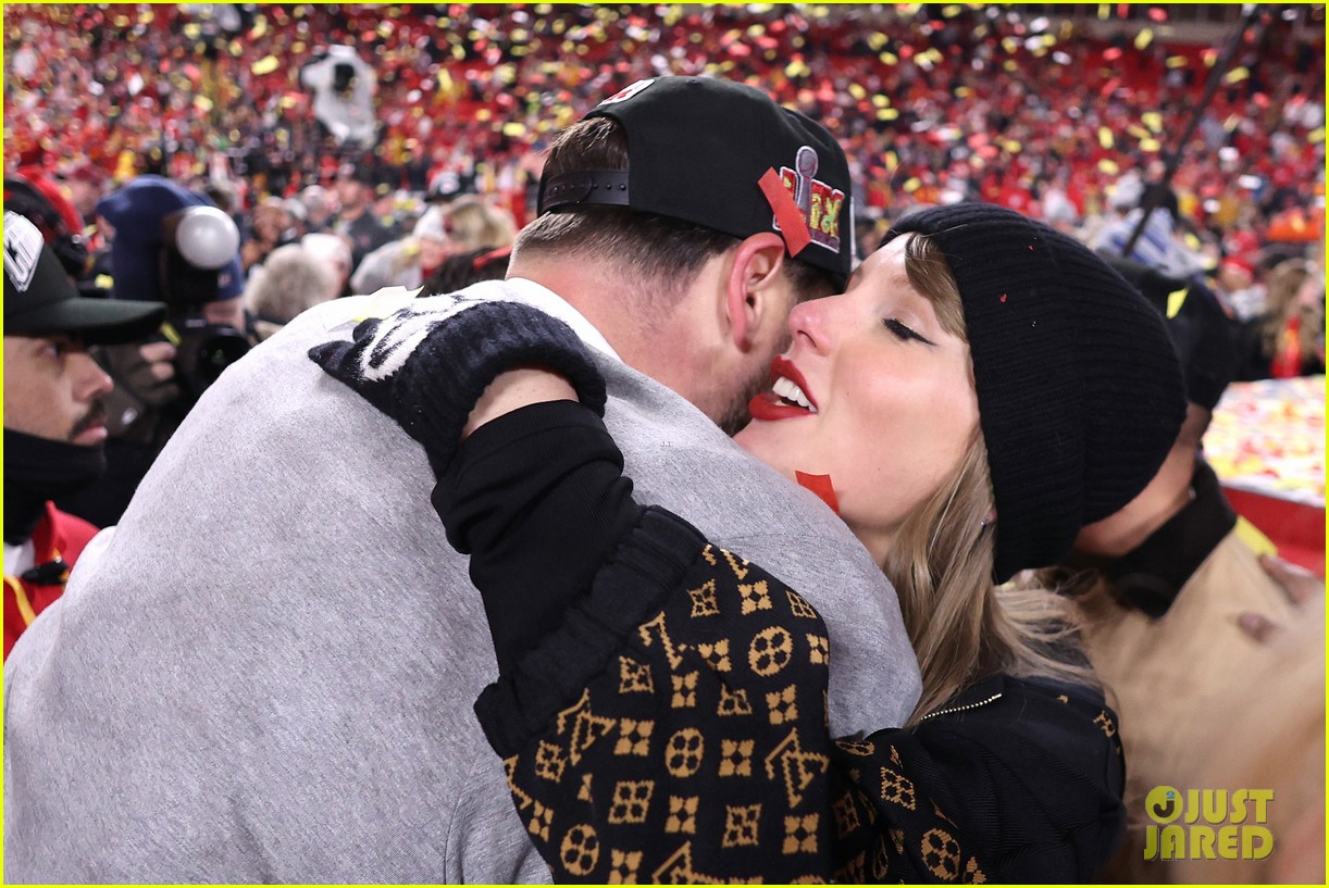 Taylor Swift Kisses Travis Kelce On Field After Kansas City Chiefs Win AFC Championship!: Photo ...