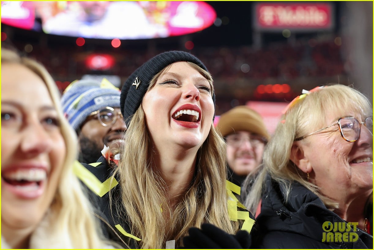 Taylor Swift Kisses Travis Kelce On Field After Kansas City Chiefs Win AFC Championship!: Photo ...