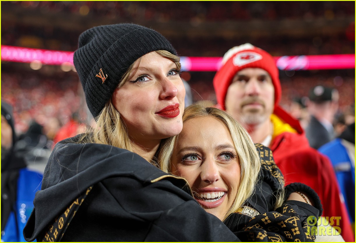Taylor Swift Kisses Travis Kelce On Field After Kansas City Chiefs Win AFC Championship!: Photo ...