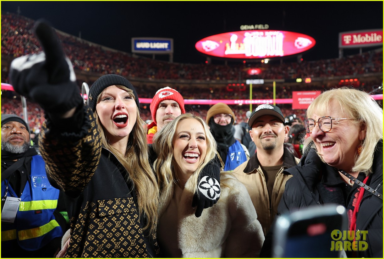 Taylor Swift Kisses Travis Kelce On Field After Kansas City Chiefs Win AFC Championship!: Photo ...
