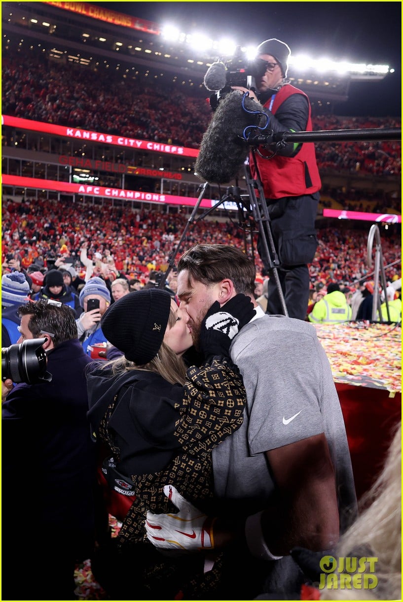 Taylor Swift Kisses Travis Kelce On Field After Kansas City Chiefs Win AFC Championship!: Photo ...