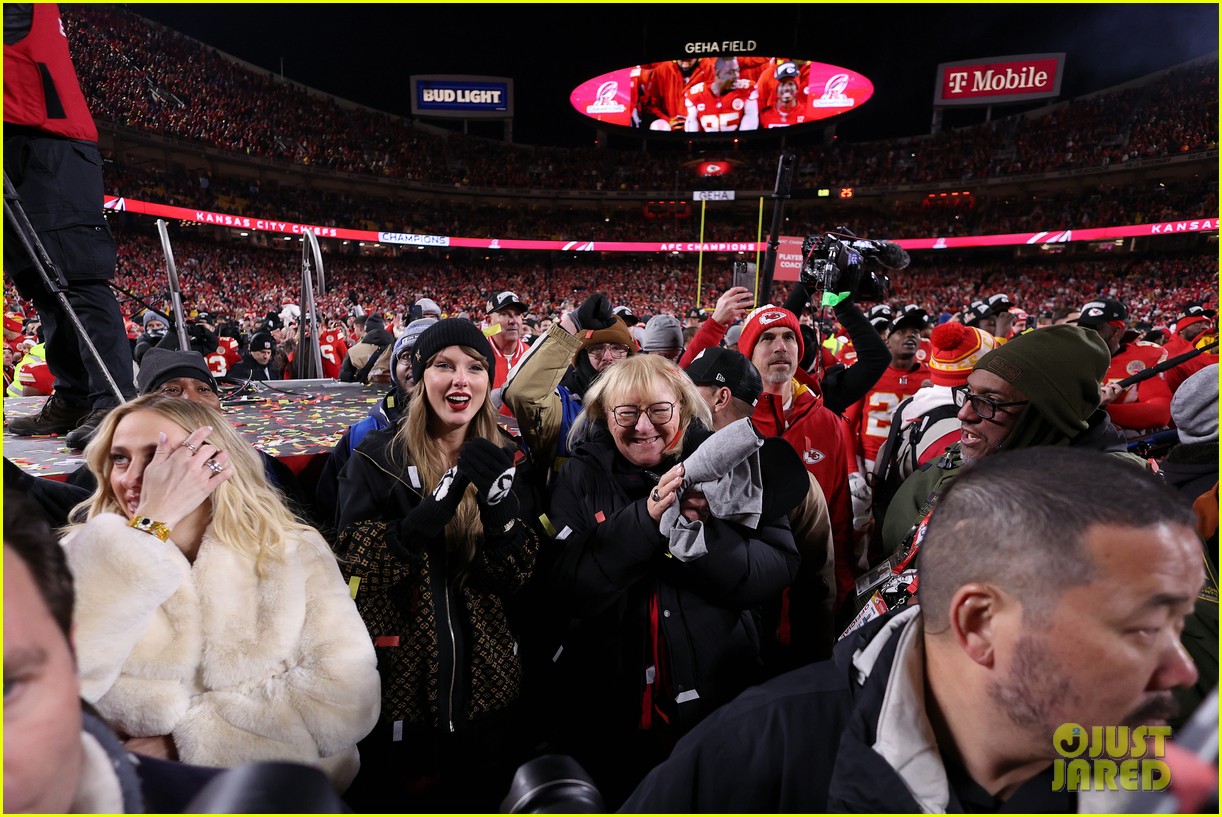 Taylor Swift Kisses Travis Kelce On Field After Kansas City Chiefs Win AFC Championship!: Photo ...