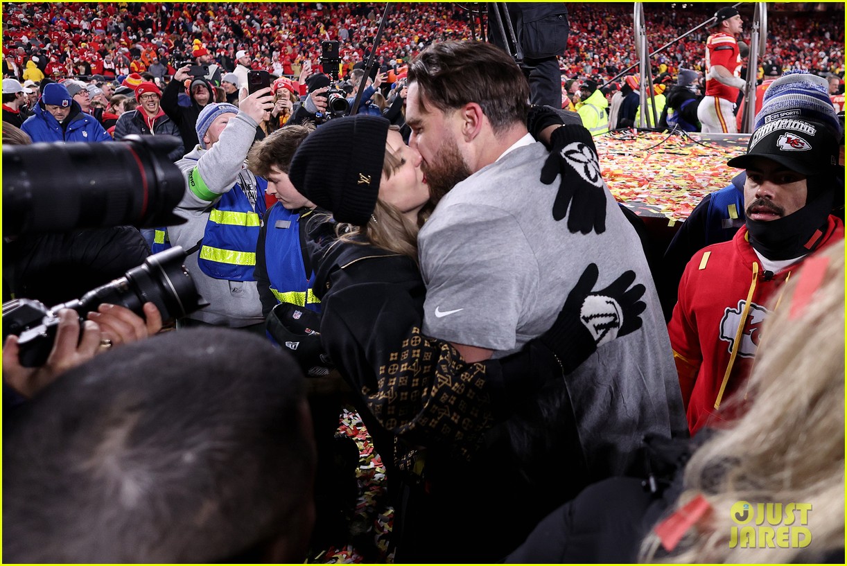 Taylor Swift Kisses Travis Kelce On Field After Kansas City Chiefs Win AFC Championship!: Photo ...