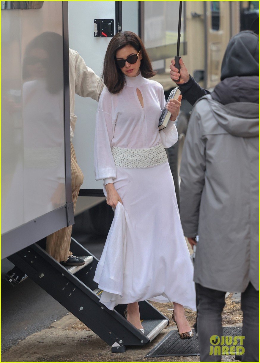 Anne Hathaway & Josh Hartnett Begin Filming 'Verity,' Based on Colleen Hoover's Novel - See ...