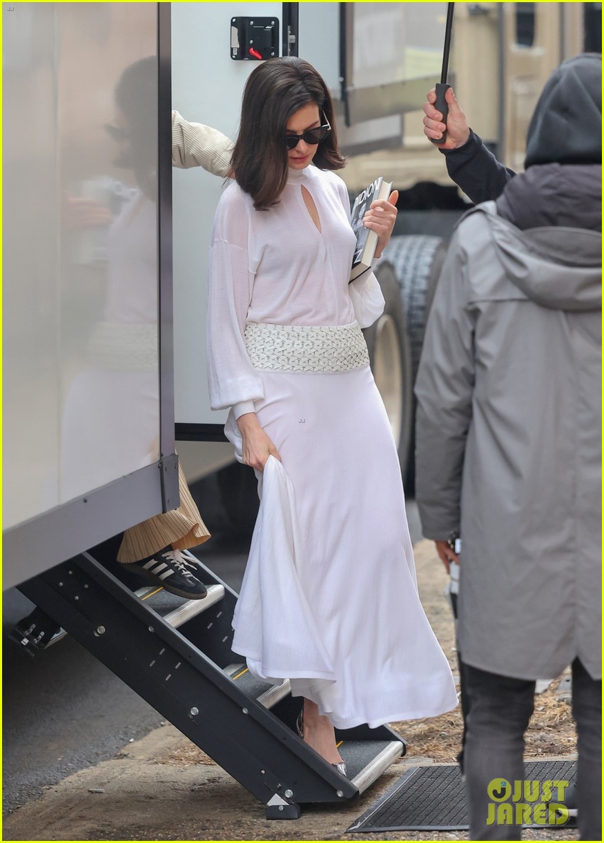 Anne Hathaway & Josh Hartnett Begin Filming 'Verity,' Based on Colleen Hoover's Novel - See ...