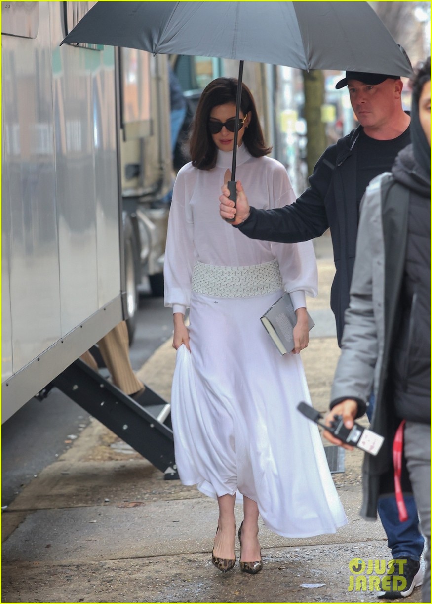 Anne Hathaway & Josh Hartnett Begin Filming 'Verity,' Based on Colleen Hoover's Novel - See ...