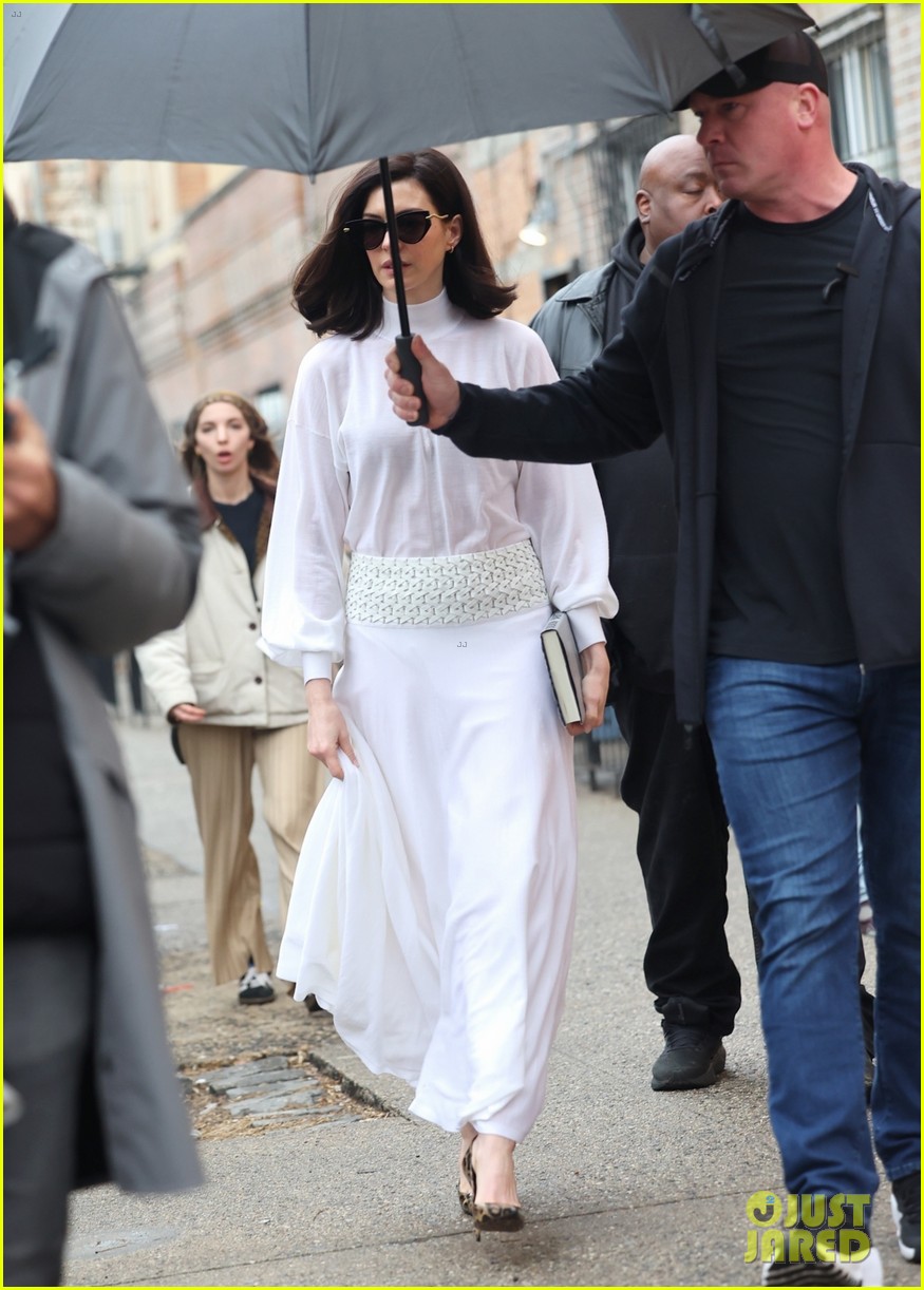 Anne Hathaway & Josh Hartnett Begin Filming 'Verity,' Based on Colleen Hoover's Novel - See ...