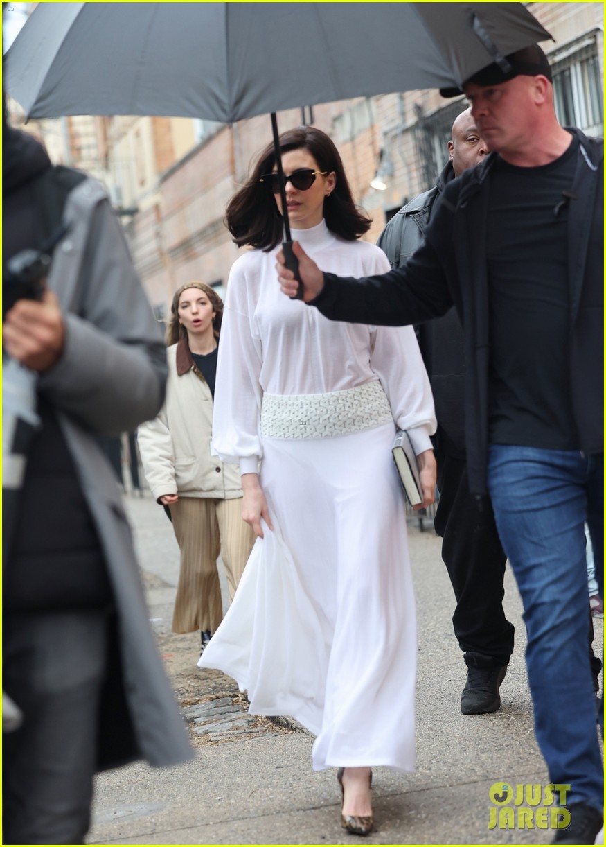 Anne Hathaway & Josh Hartnett Begin Filming 'Verity,' Based on Colleen Hoover's Novel - See ...