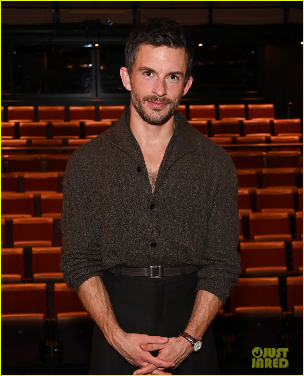 Jonathan Bailey Returns to the Stage, Takes Bow at 'Richard II' Press ...