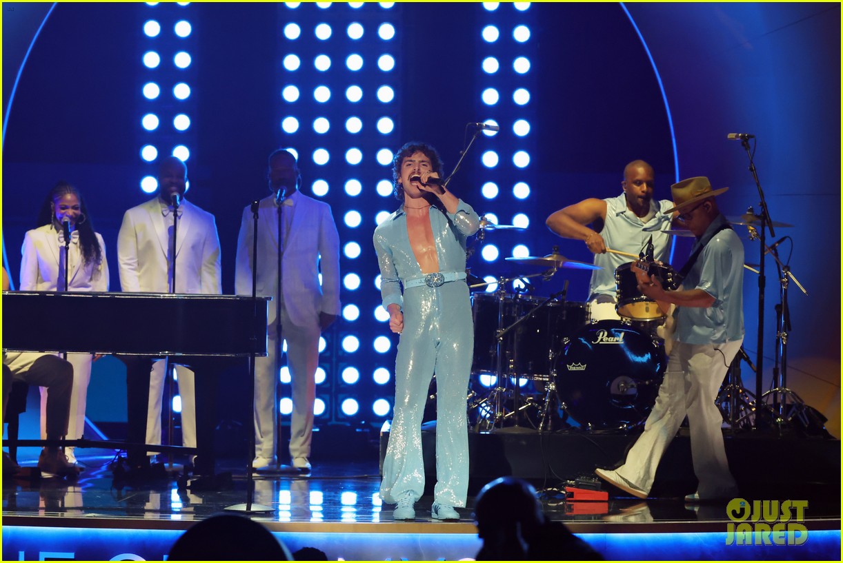 Benson Boone Goes Viral for Crotch Grab During Grammys 2025 Performance ...