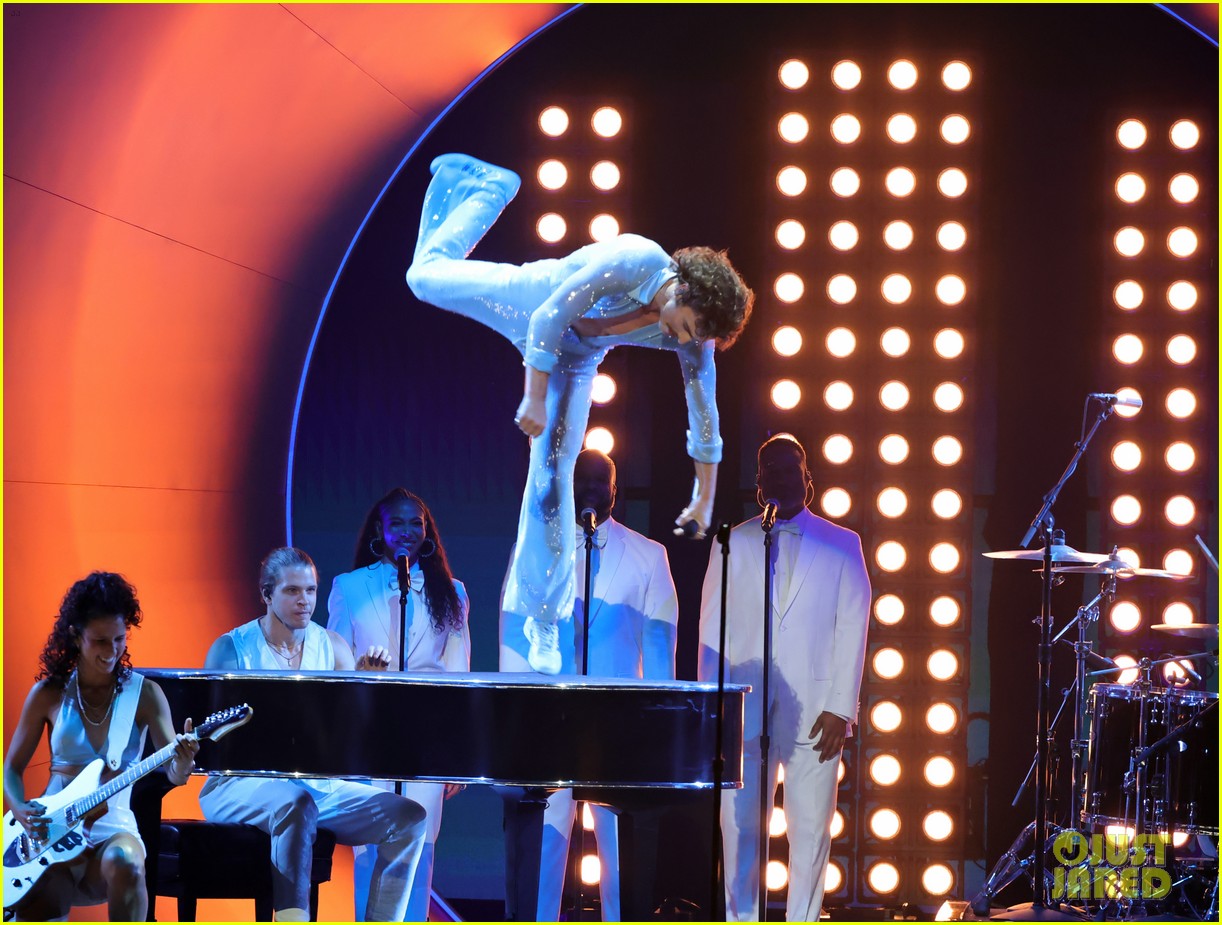 Benson Boone Goes Viral for Crotch Grab During Grammys 2025 Performance ...