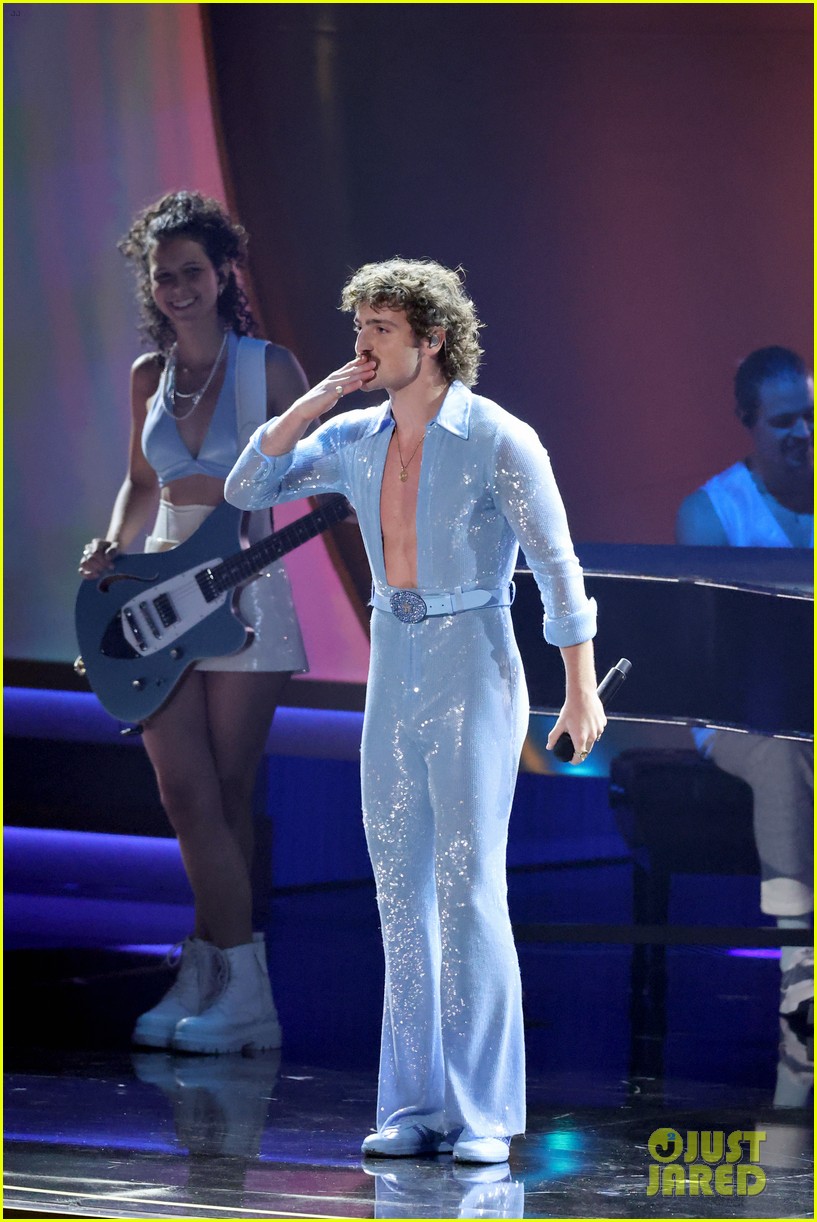 Benson Boone Goes Viral for Crotch Grab During Grammys 2025 Performance ...