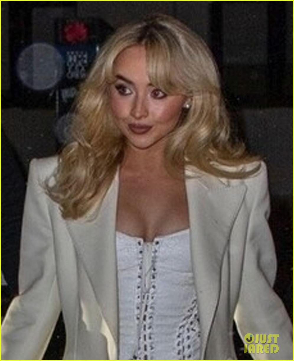 Sabrina Carpenter Braves Snowy Weather for Night Out in NYC: Photo ...