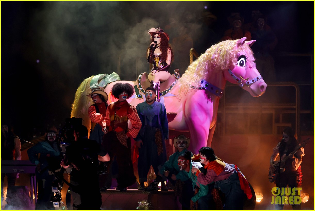 Chappell Roan Gives Incredible 'Pink Pony Club' Performance at Grammys ...