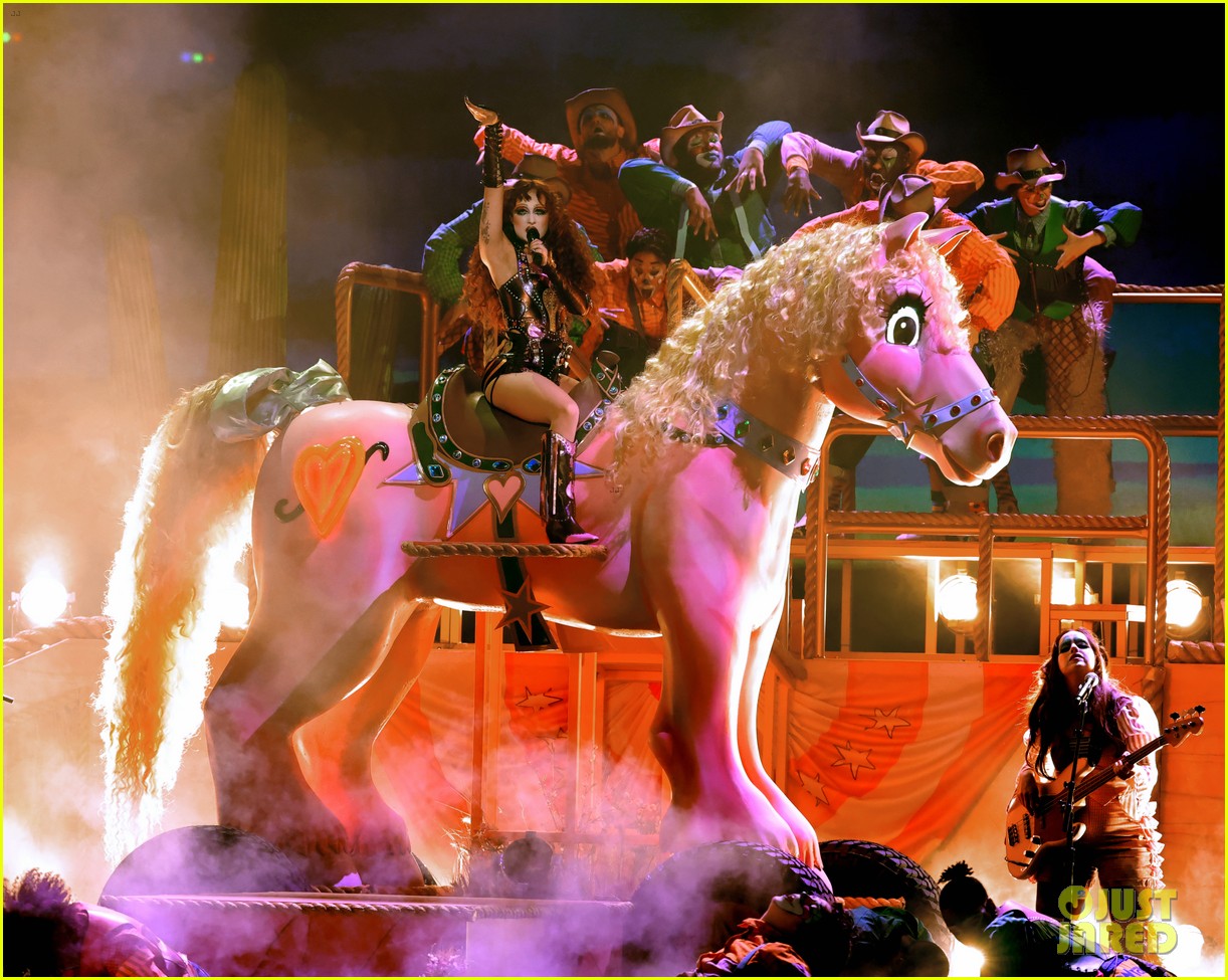 Chappell Roan Gives Incredible 'Pink Pony Club' Performance at Grammys ...