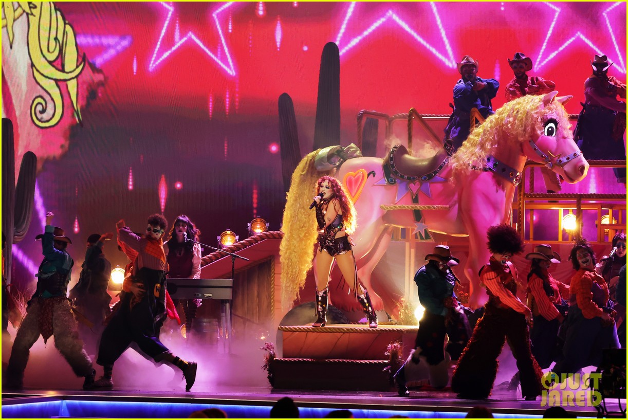 Chappell Roan Gives Incredible 'Pink Pony Club' Performance at Grammys ...