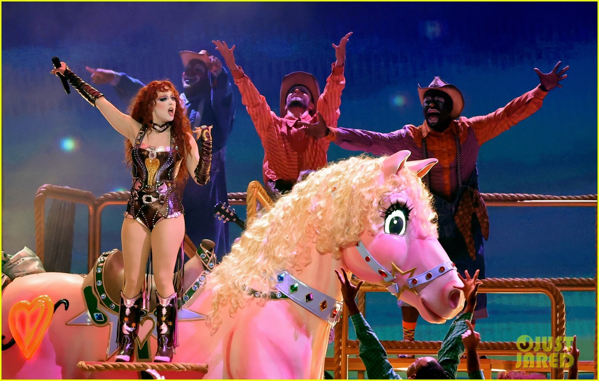 Chappell Roan Gives Incredible 'Pink Pony Club' Performance at Grammys ...