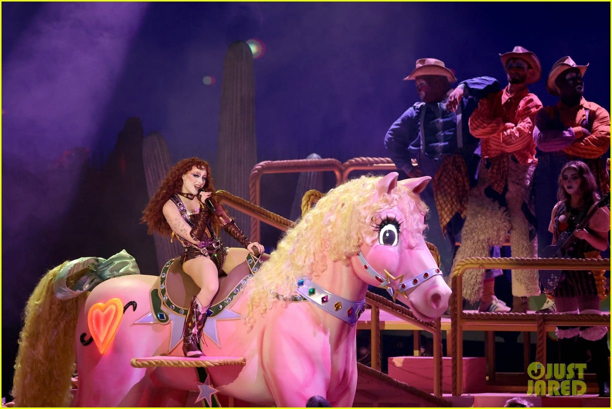Chappell Roan Gives Incredible 'Pink Pony Club' Performance at Grammys ...