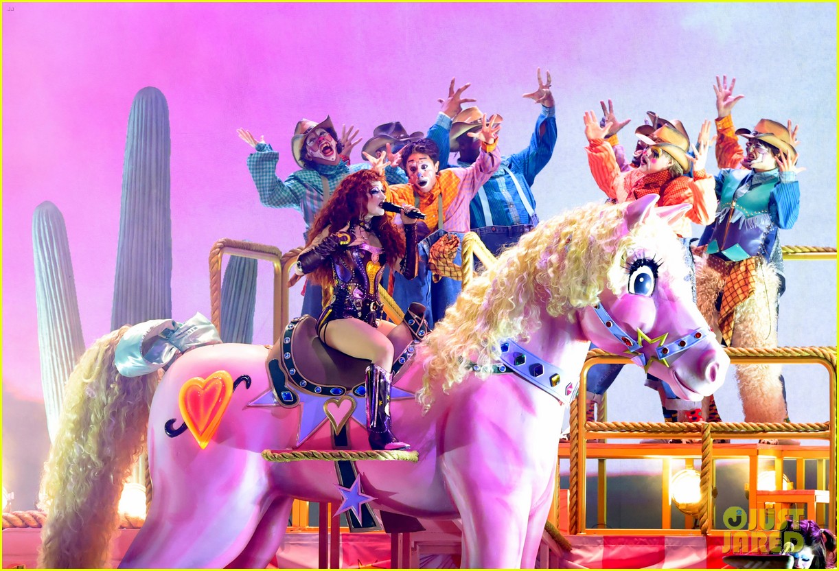 Chappell Roan Gives Incredible 'Pink Pony Club' Performance at Grammys ...