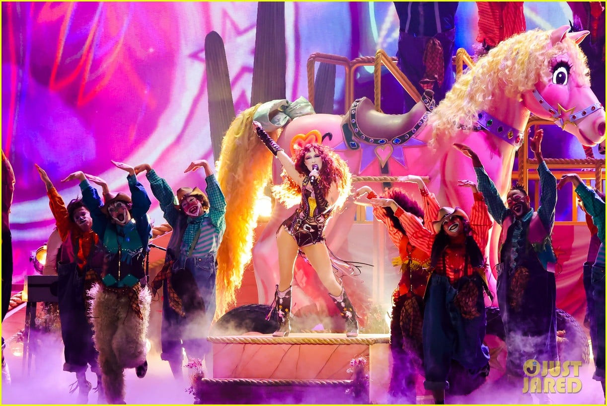 Chappell Roan Gives Incredible 'Pink Pony Club' Performance at Grammys ...