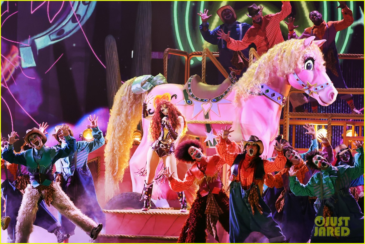 Chappell Roan Gives Incredible 'Pink Pony Club' Performance at Grammys ...